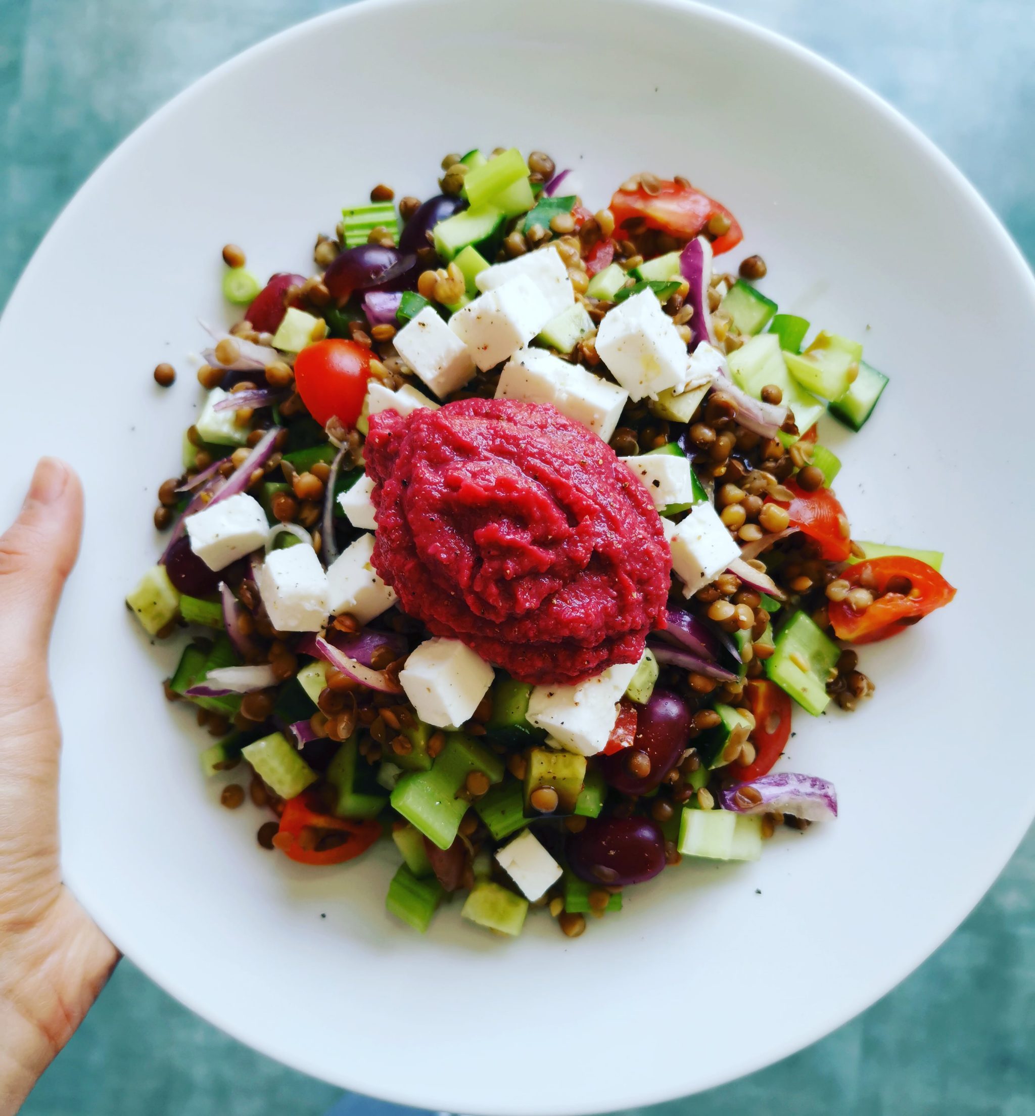 Lunchsalade met linzen, feta en rode bietenhummus