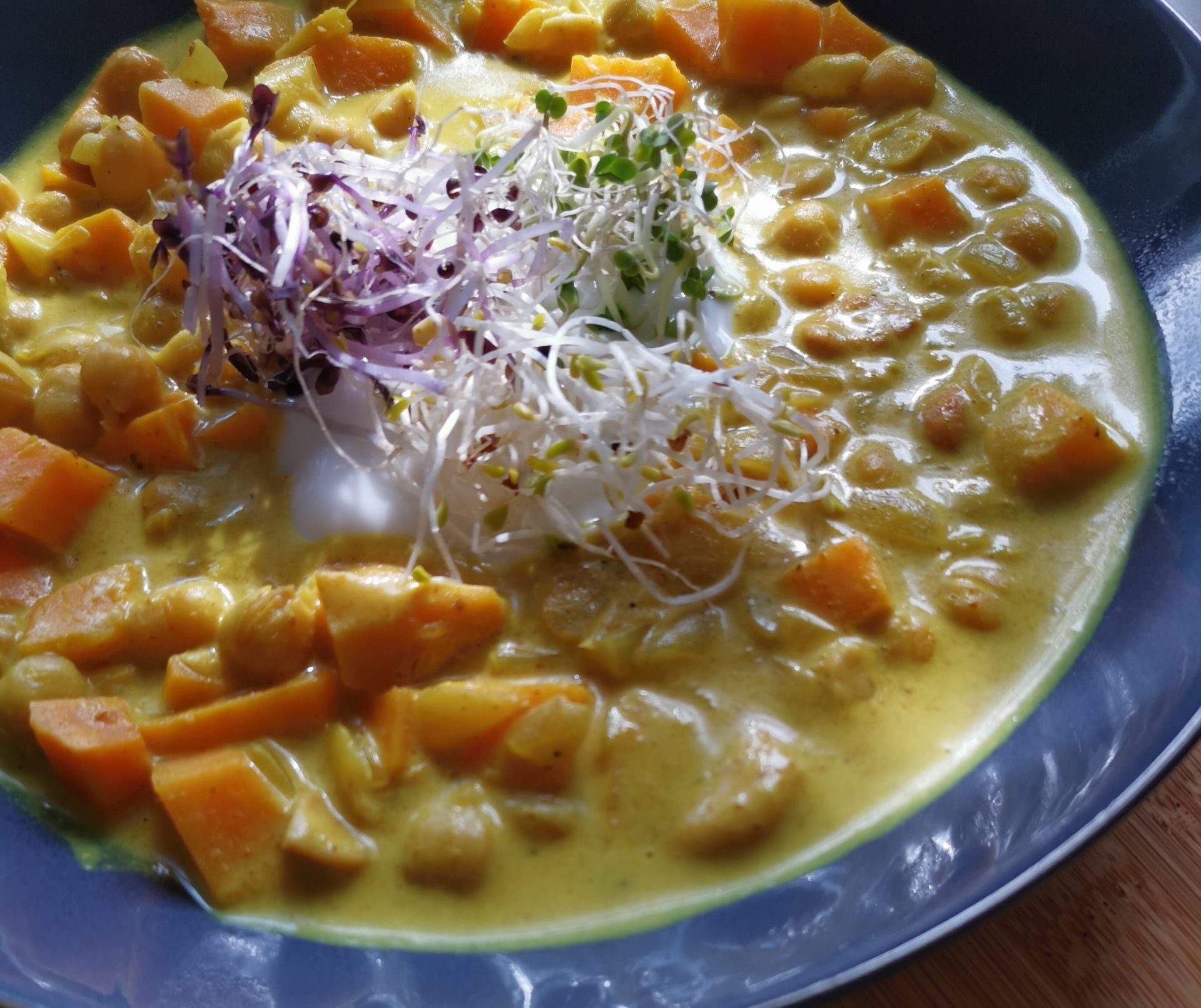 Curry met zoete aardappel en kikkererwten